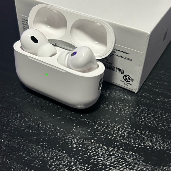 Apple | Headphones | White Wireless Earbuds With Case | Poshmark